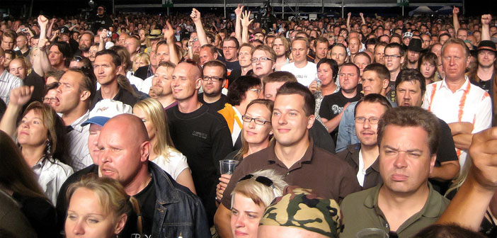 Visual 'gist' helps us figure out where a crowd is looking