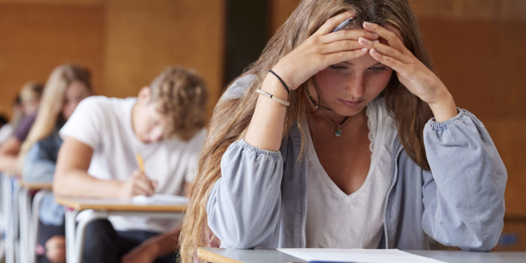 Students who procrastinate by using Facebook instead of studying show ...