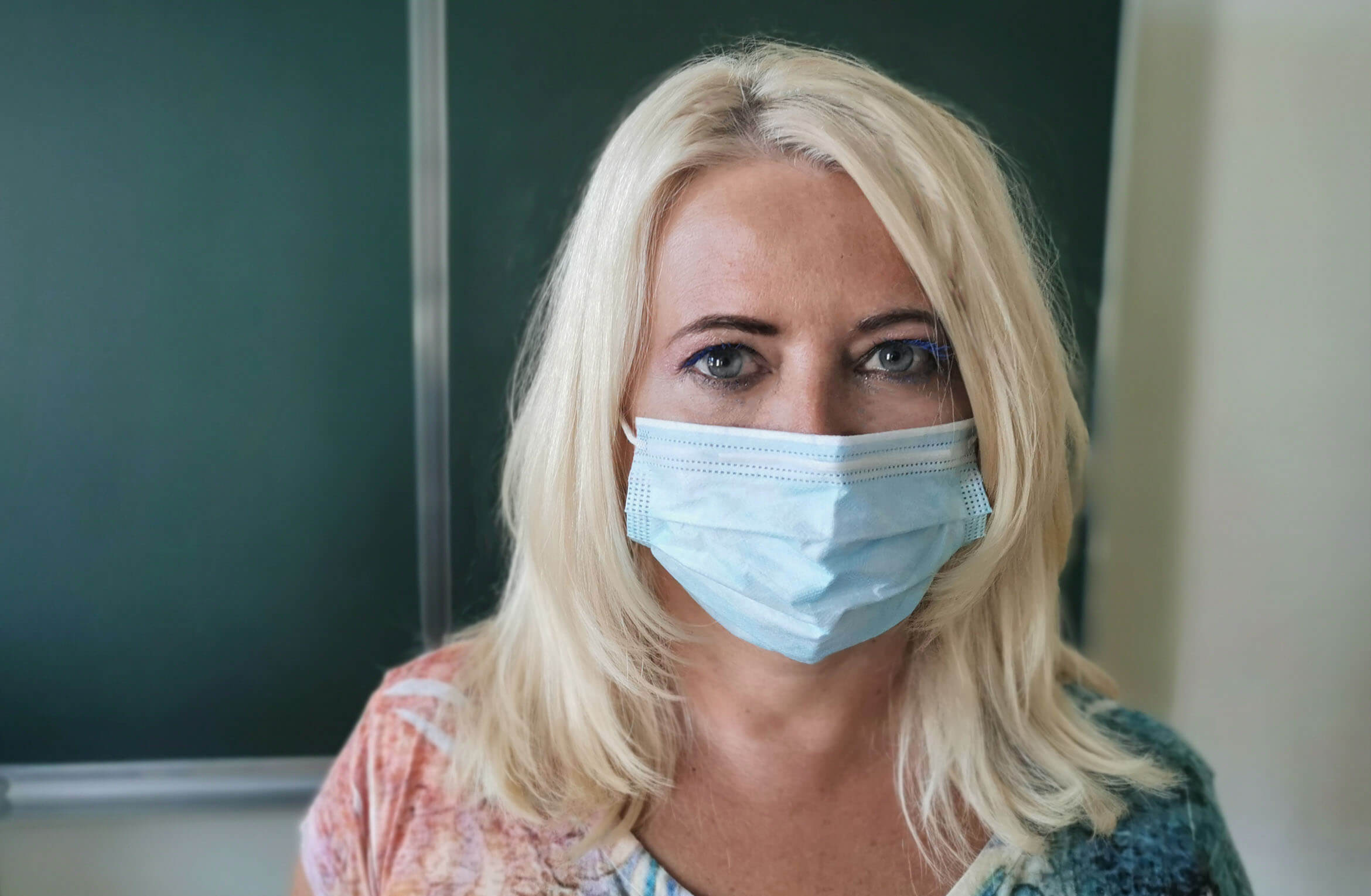 People implicitly associate masked faces with psychological distance ...