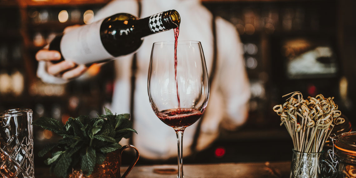 New study sheds light on how drinking red wine in a wine bar affects ...