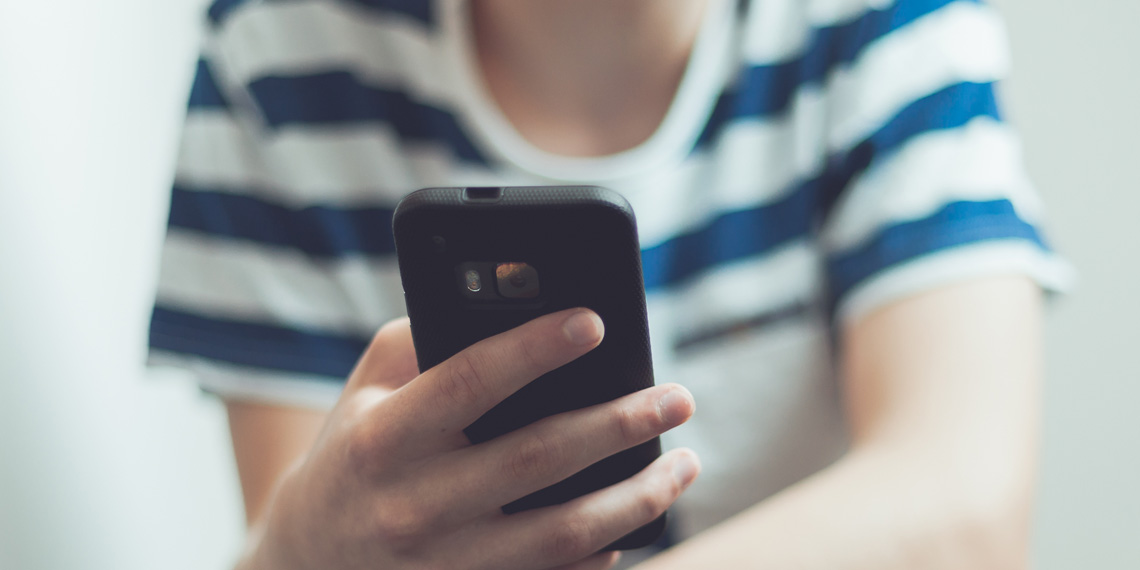 New study examines how parental phubbing behavior fuels cell phone ...