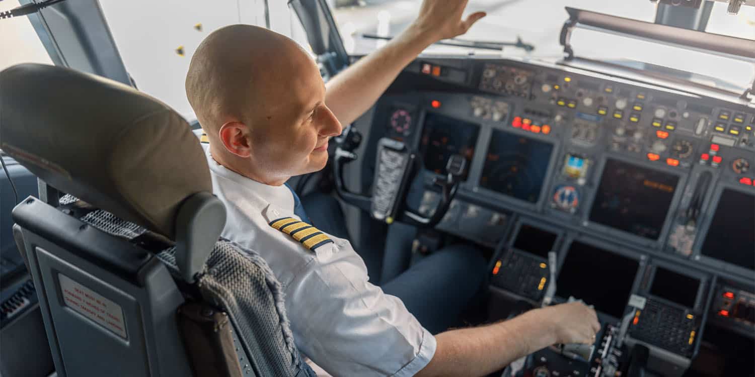 Experienced pilots' eye motions exhibit greater structure