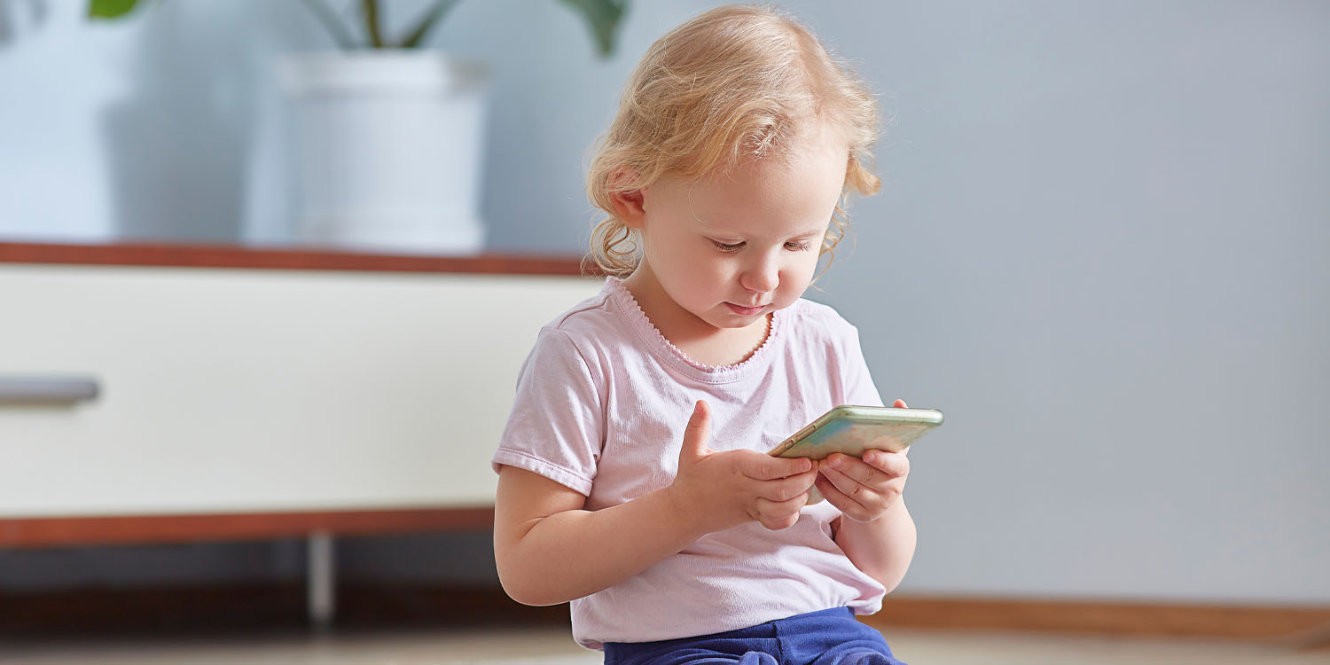 New study links problematic media use in toddlers to long-term ...