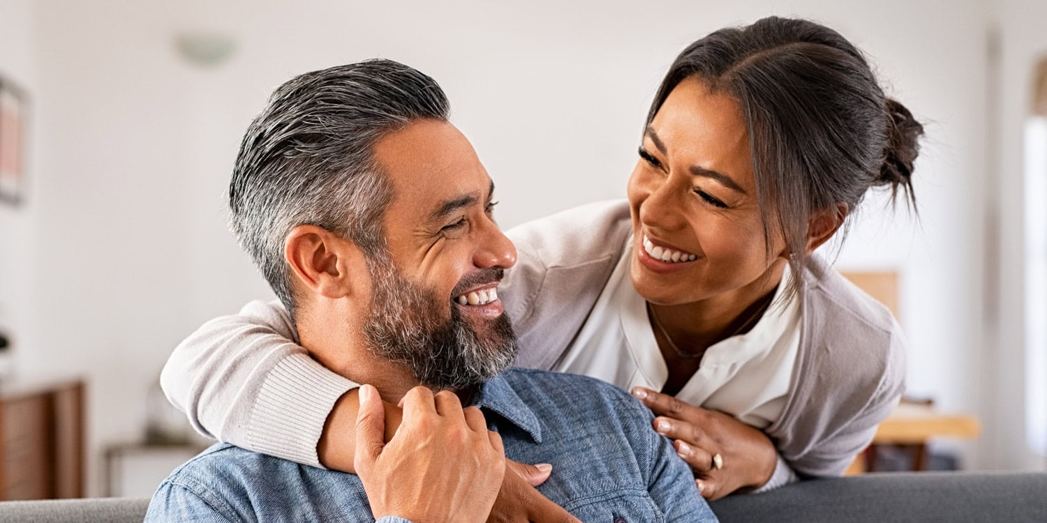 Smile synchrony: Couples' nonverbal cues reveal emotional closeness